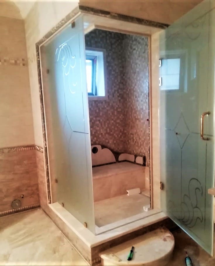 Угловые стеклянные ограждения для душа на заказ в Краснодаре