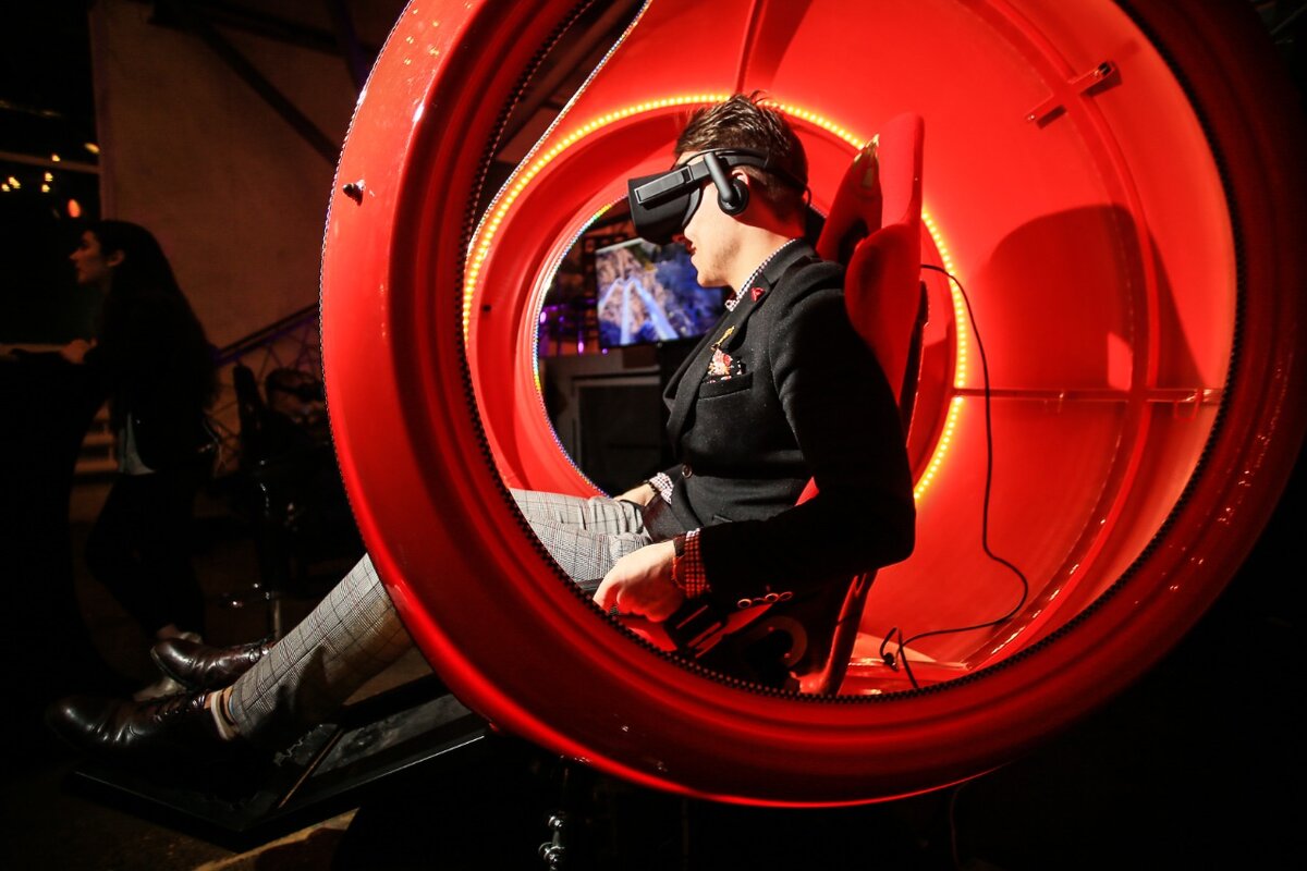 VR капсула на подвижной платформе с эффектом полного погружения