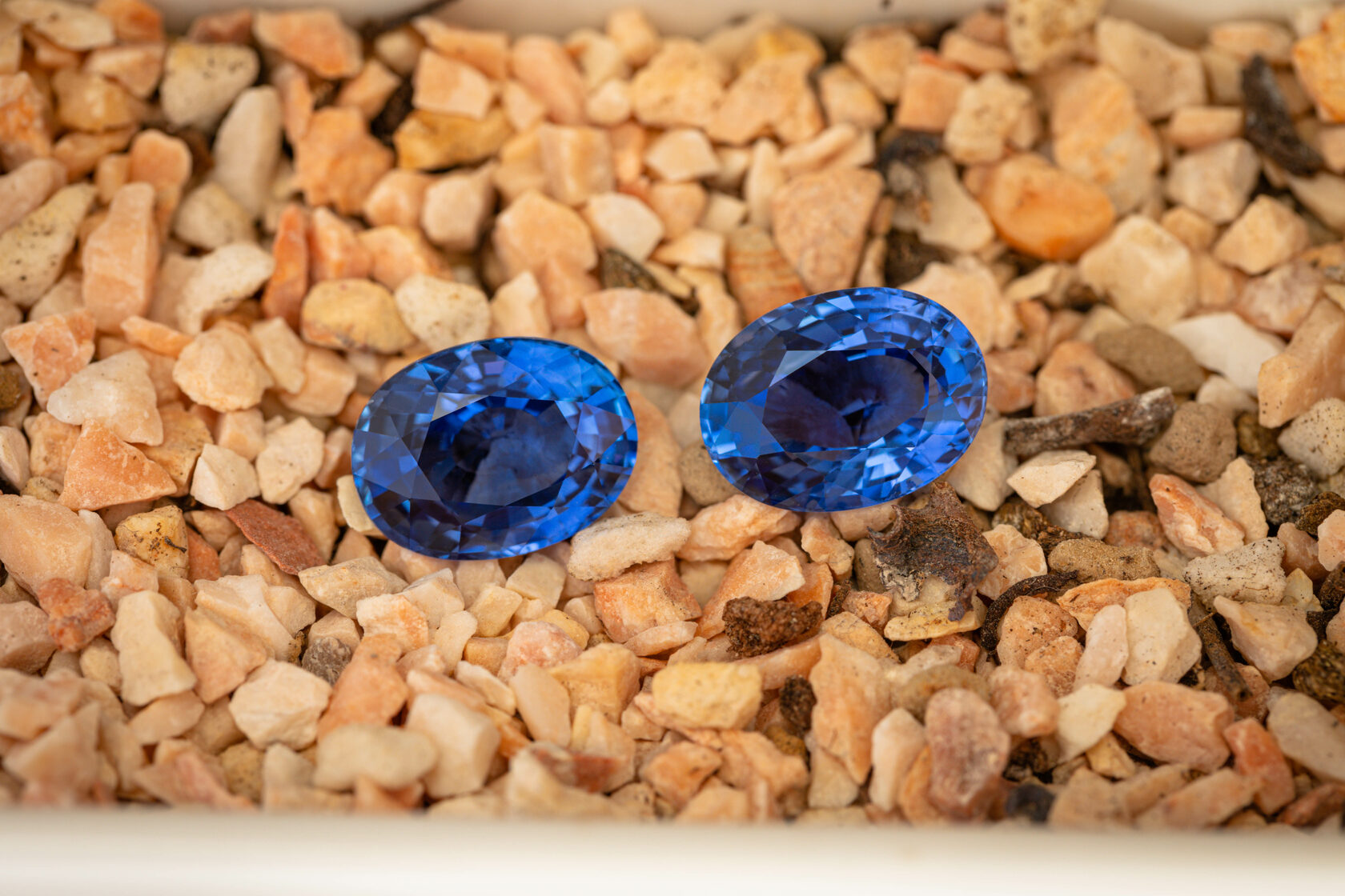 How to detect natural to lab-grown sapphires?