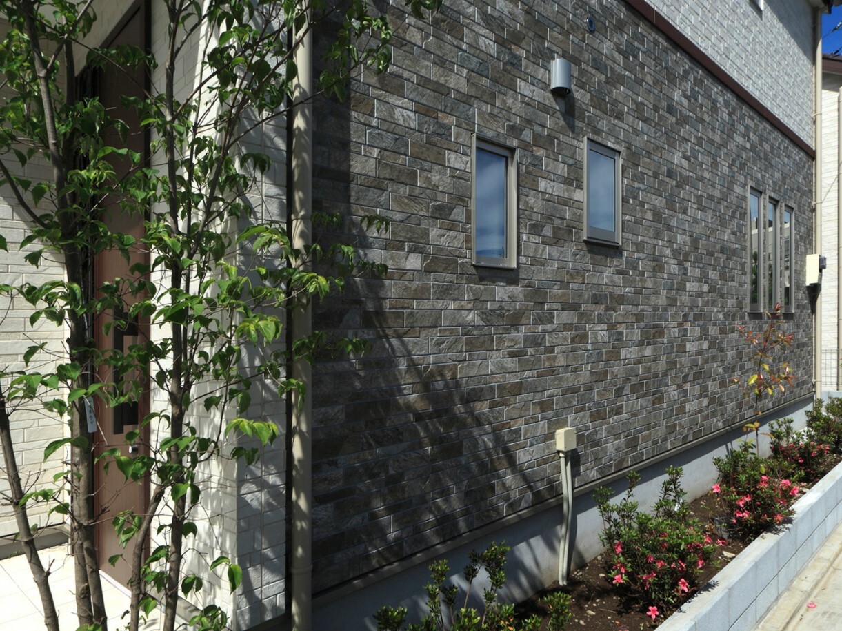 Готовые проекты домов с фасадными панелями KMEW - «KADOMI»