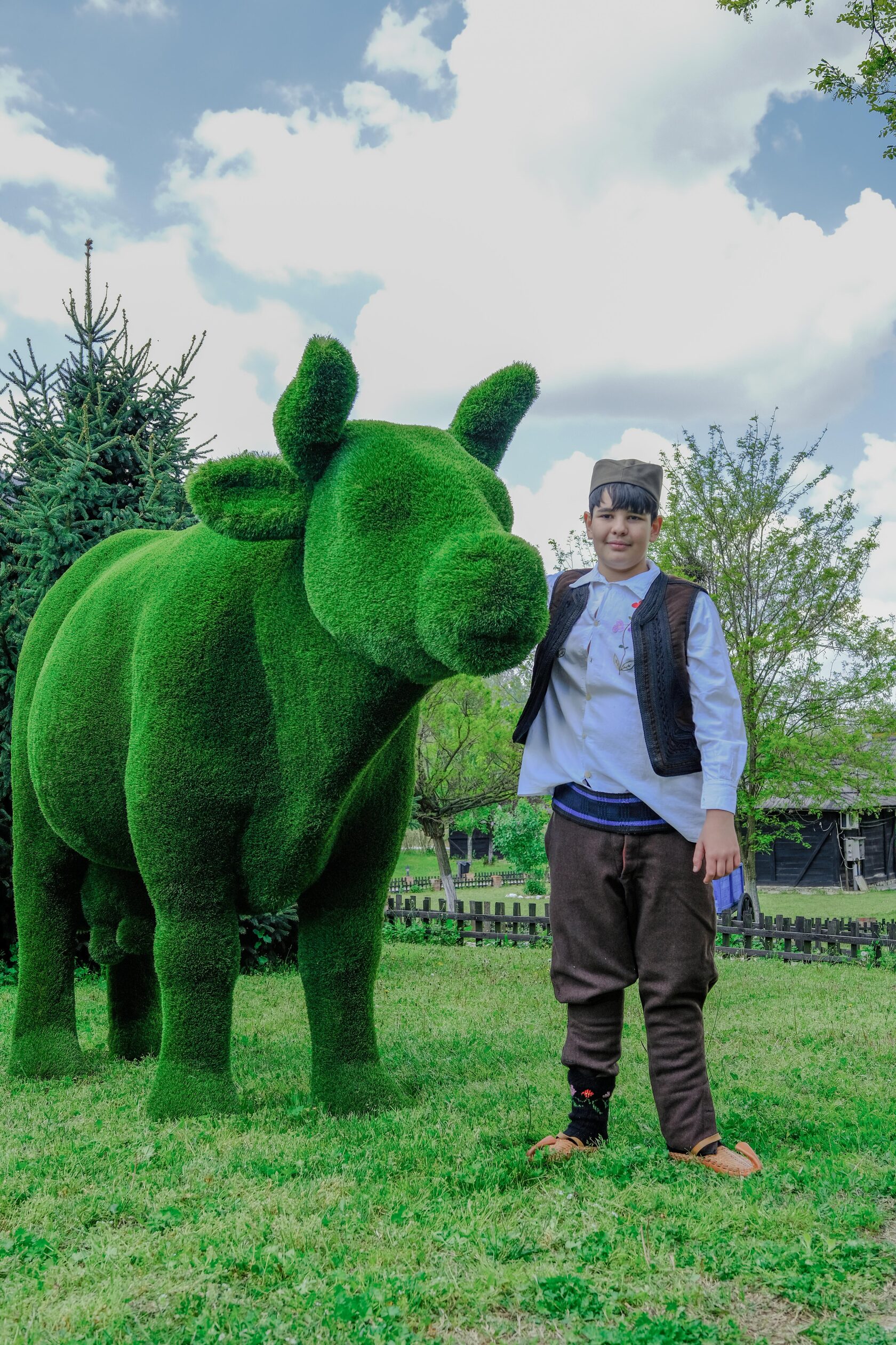 Outdoor topiary figures / EN