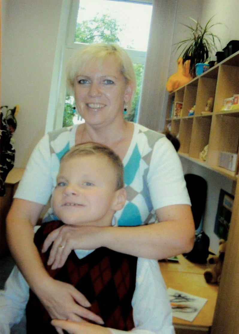 'Esmu kā simtkājis': Matīsa un viņa mammas Maijas stāsts
