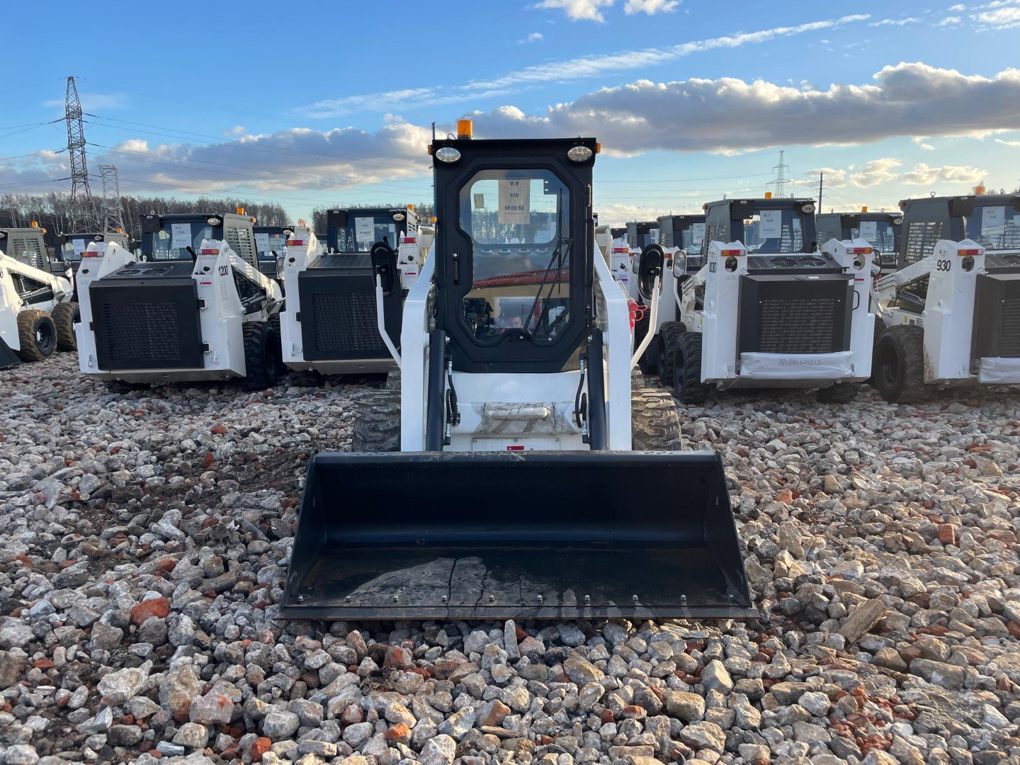 Продажа мультифункциональных погрузчиков с бортовым поворотом WECAN