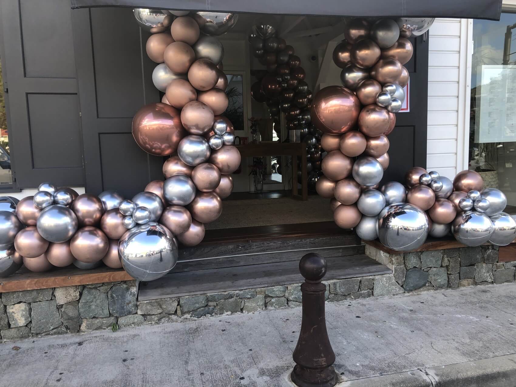 Kinu restaurant balloon arches in Gustavia | Happy Days Gallery