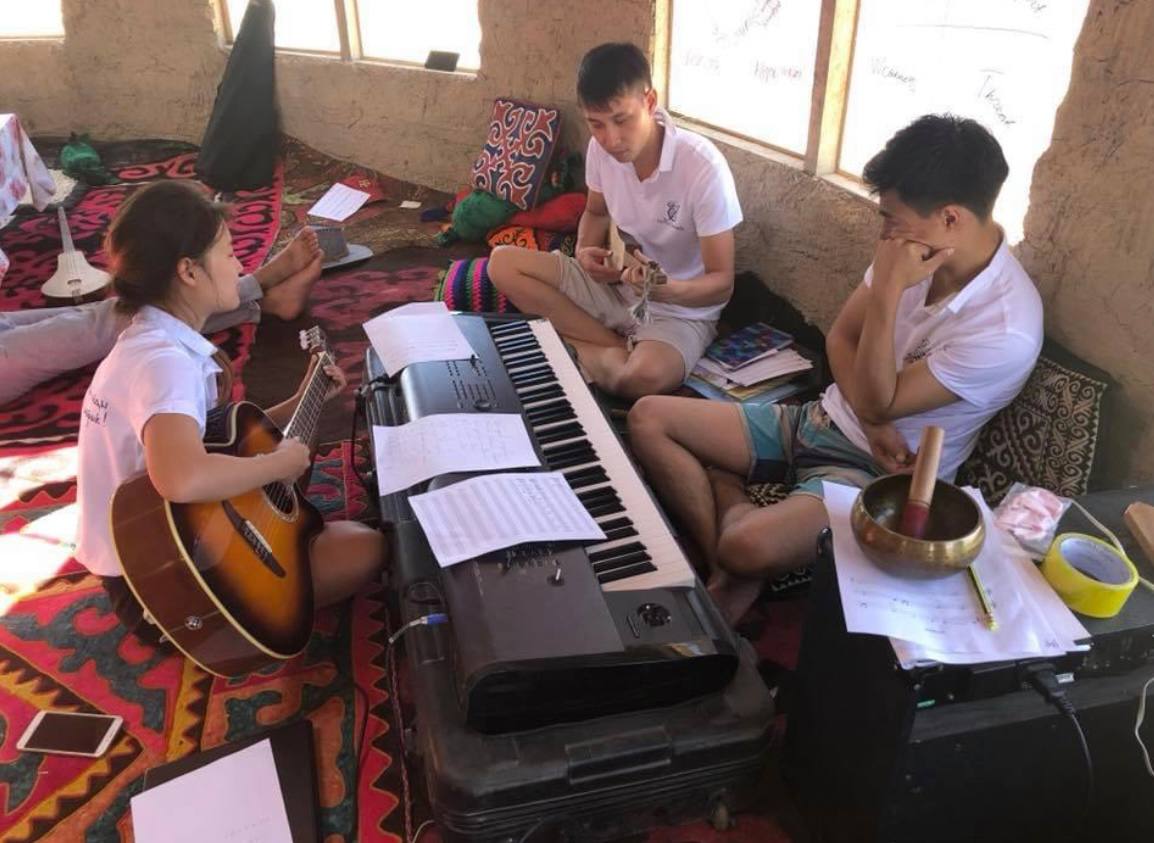 How do modern Kyrgyz musicians learn to play the komuz?