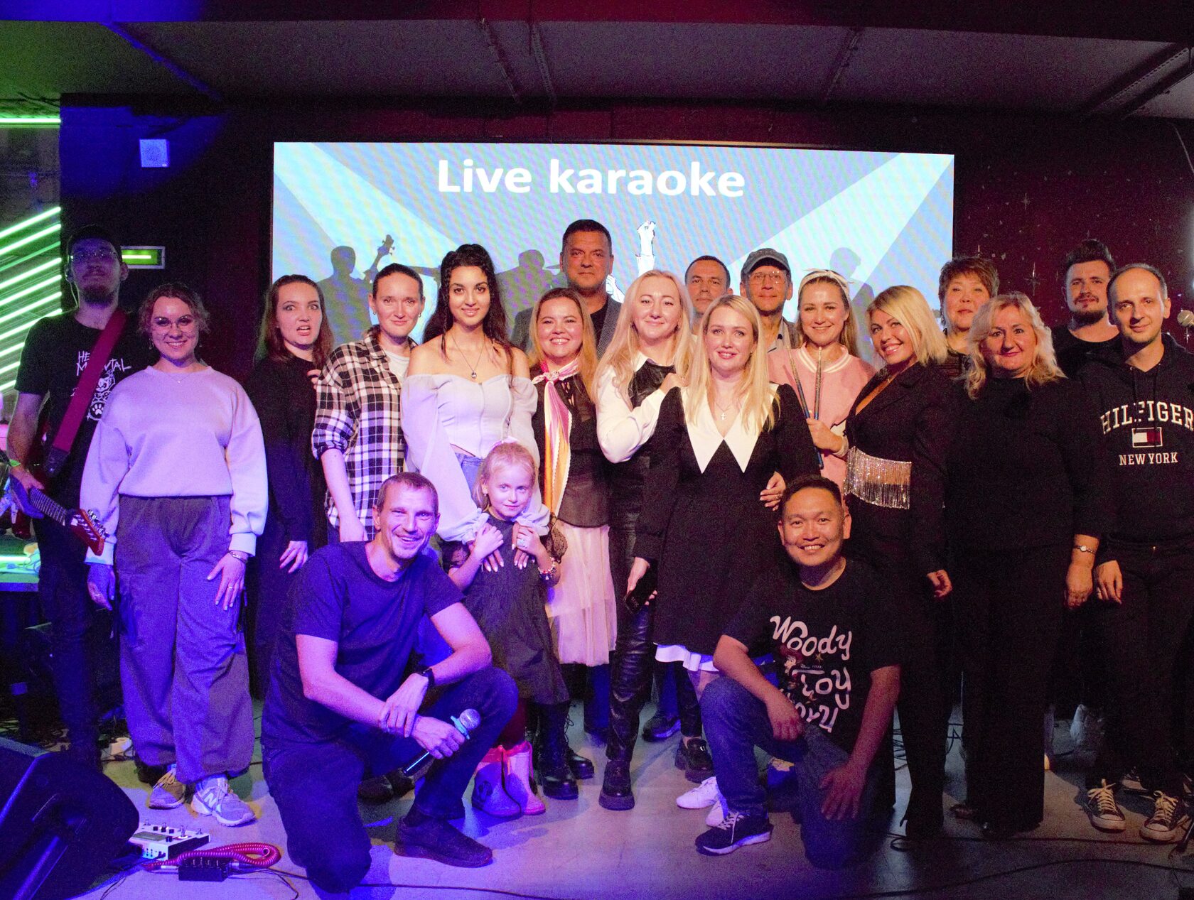 Общественное живое караоке